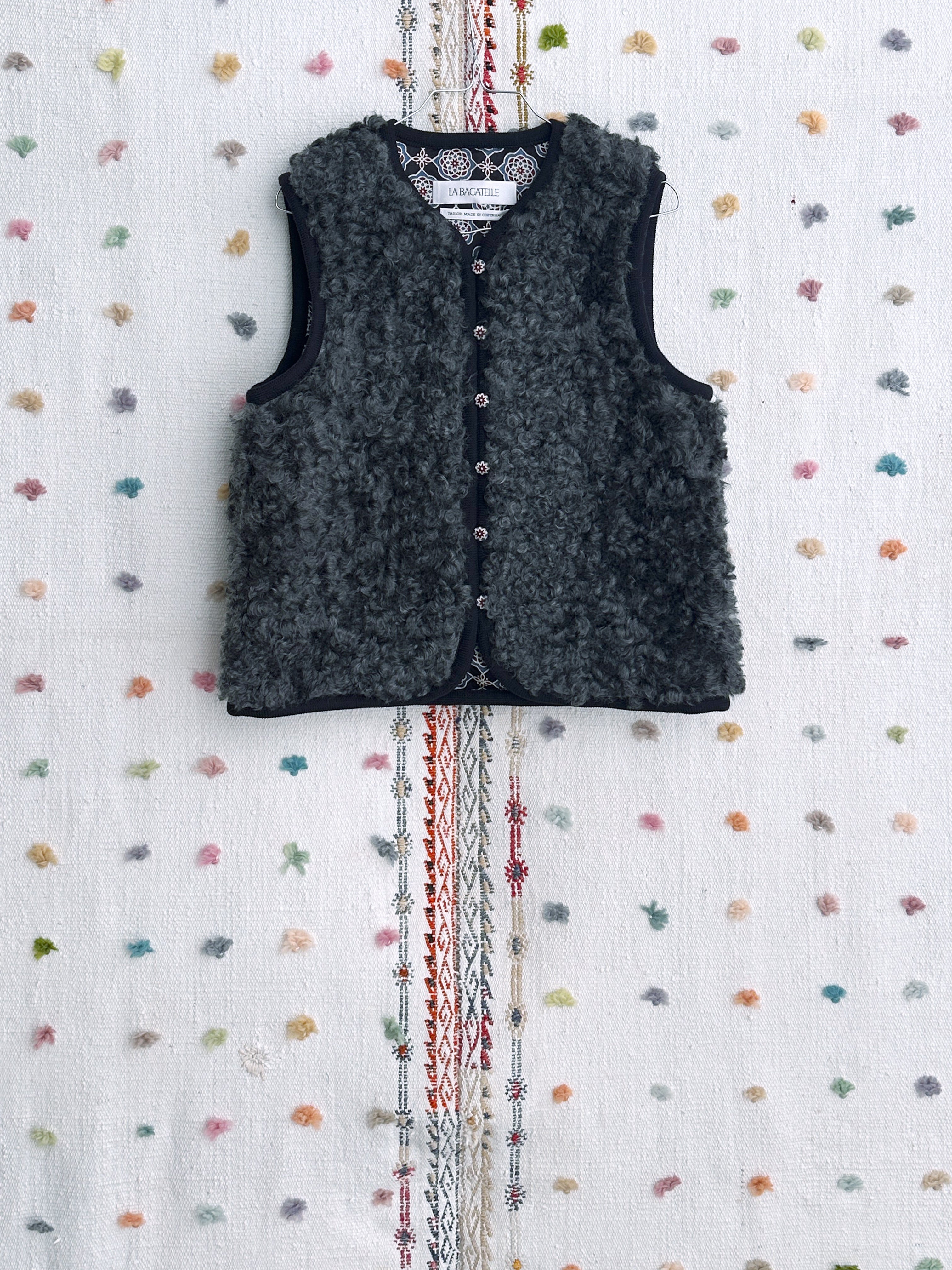 Sysser Vest, natural slate coloured lamb – La Bagatelle