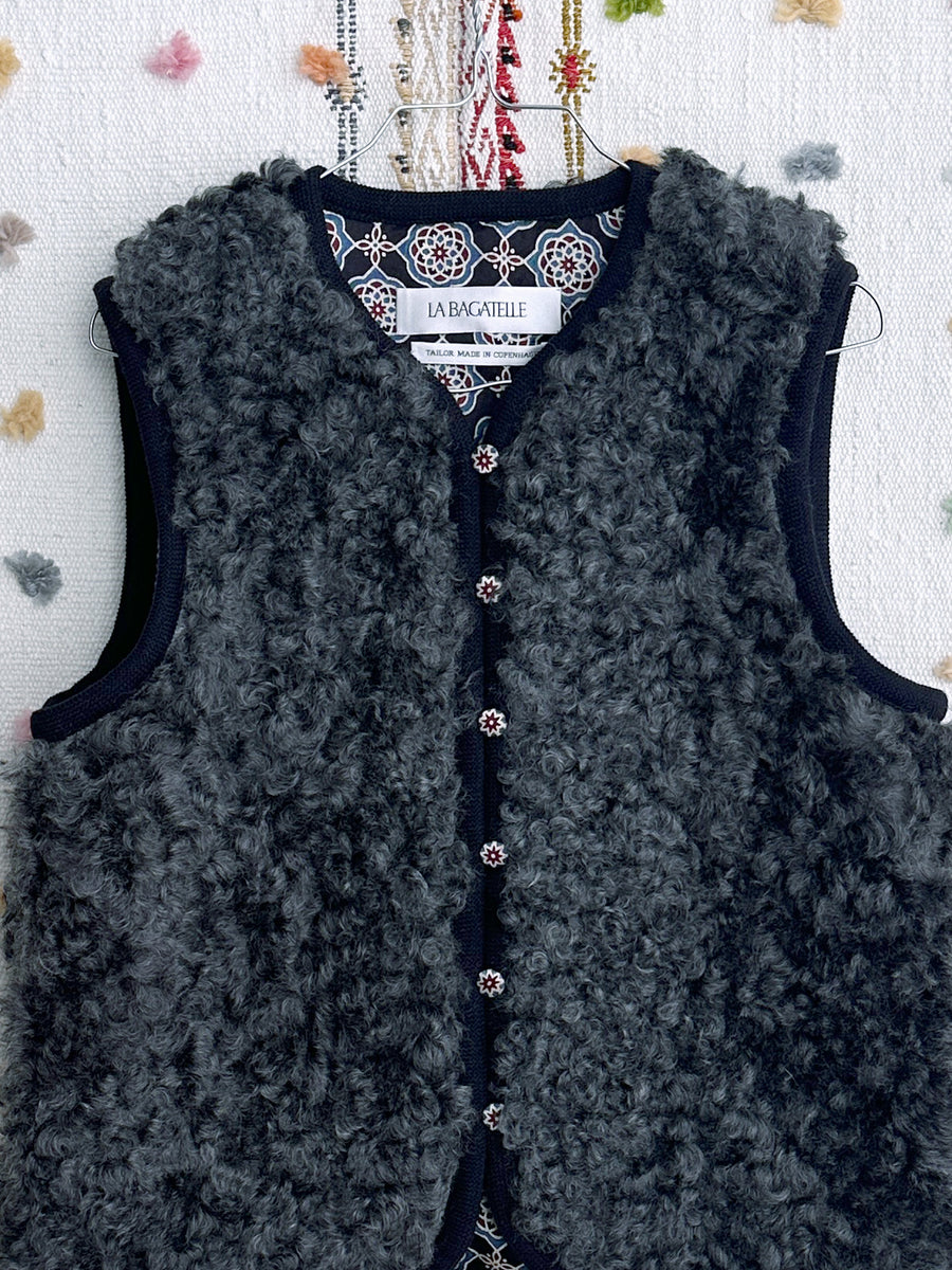 Sysser Vest, natural slate coloured lamb – La Bagatelle